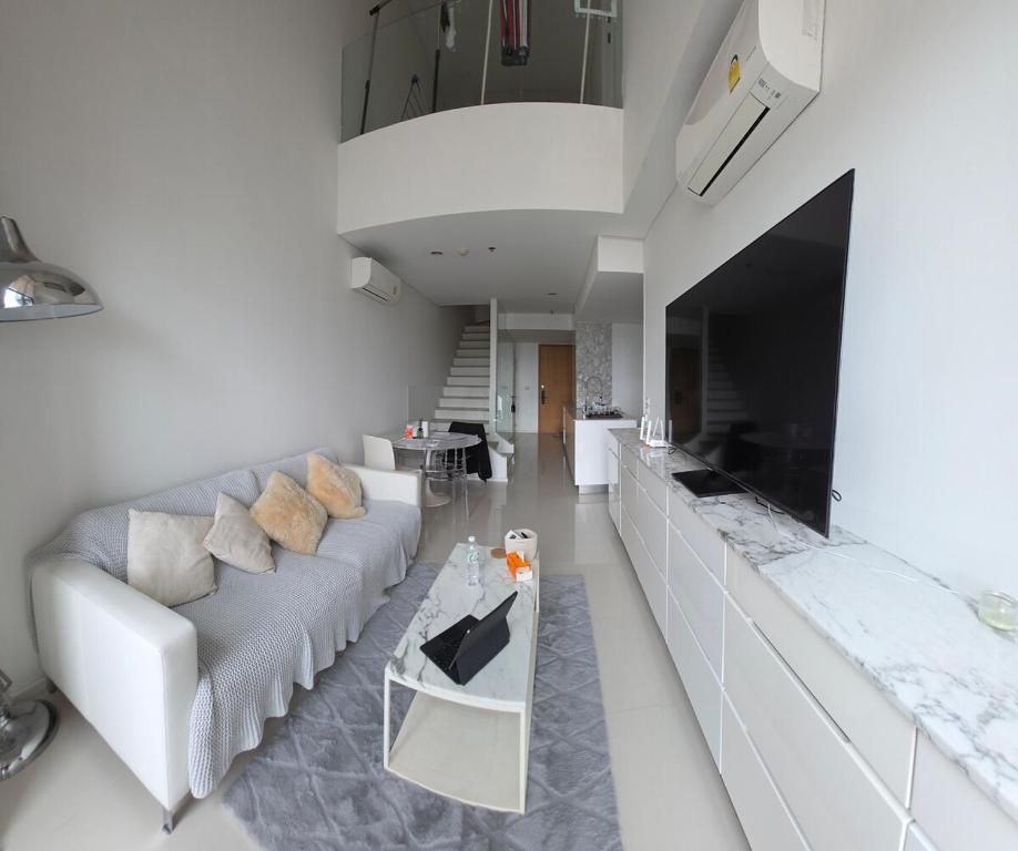 City View Luxury Condo, AirportMRT link 50 meters, Bangkok ...