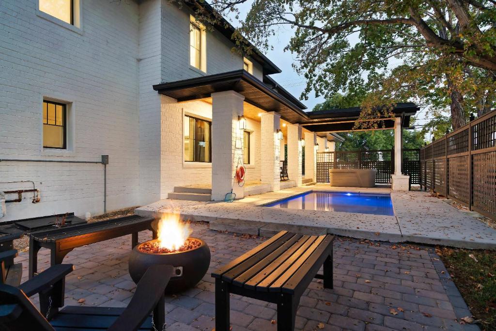 The Davis Luxury Retreat Villa 1-Block from Dolly, Sevierville (precios ...