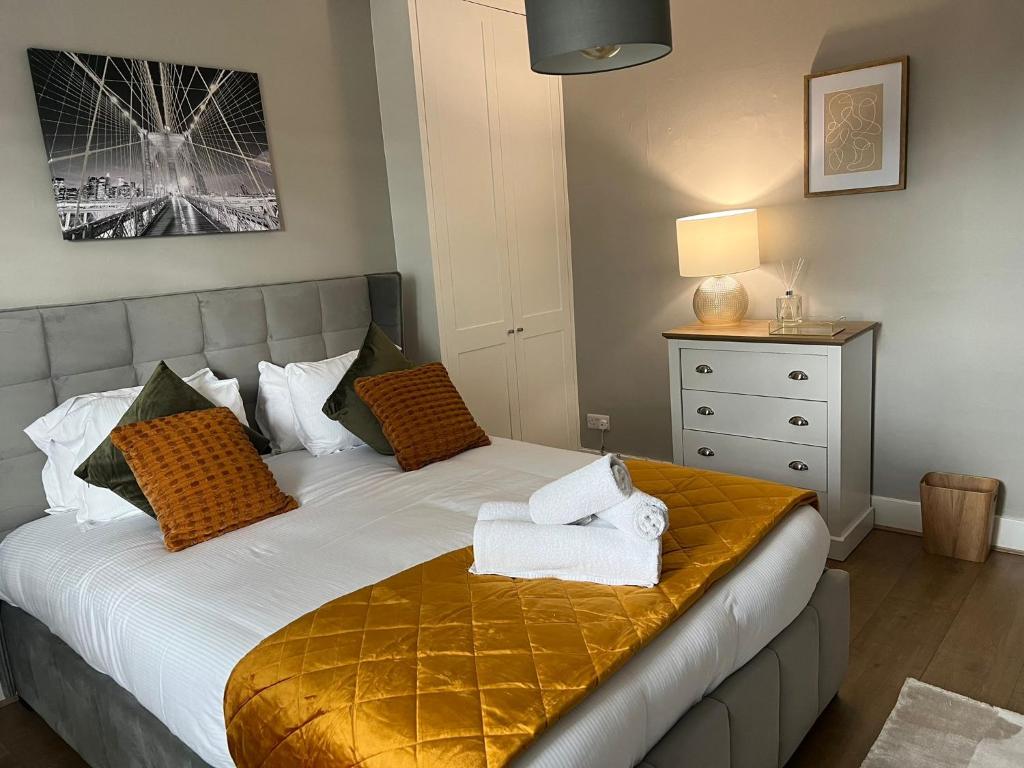 Bright Teddington Home Near River Walks, Kingston upon Thames ...
