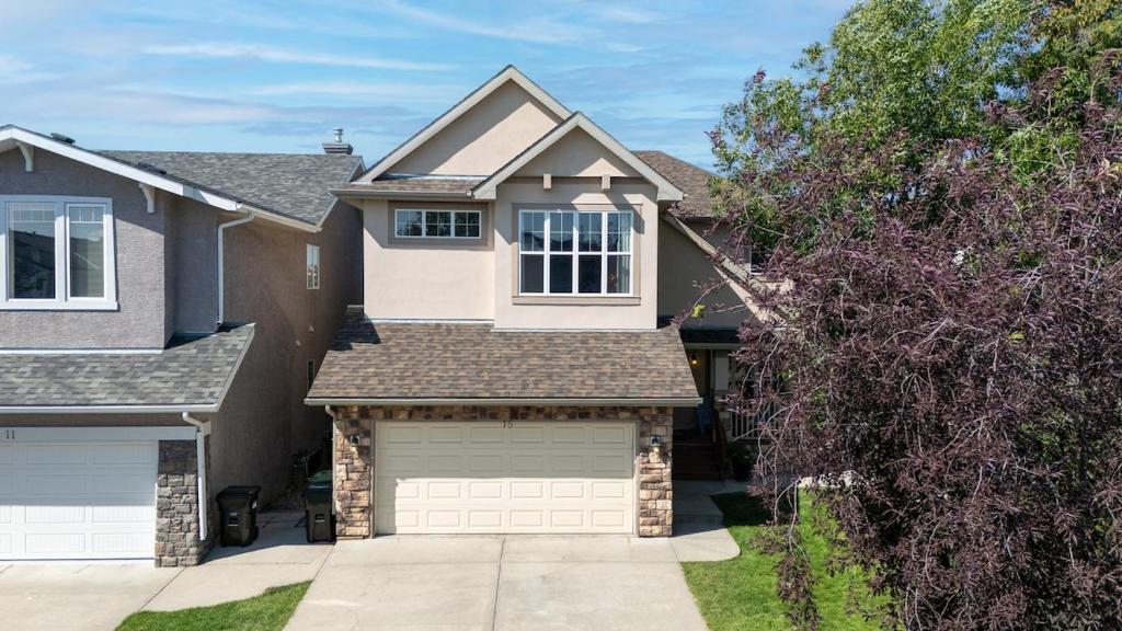 Luxury Home with 5 BR, 9 Beds, 4BA, sleep 12, AC, Crib, Calgary (updated prices 2025)