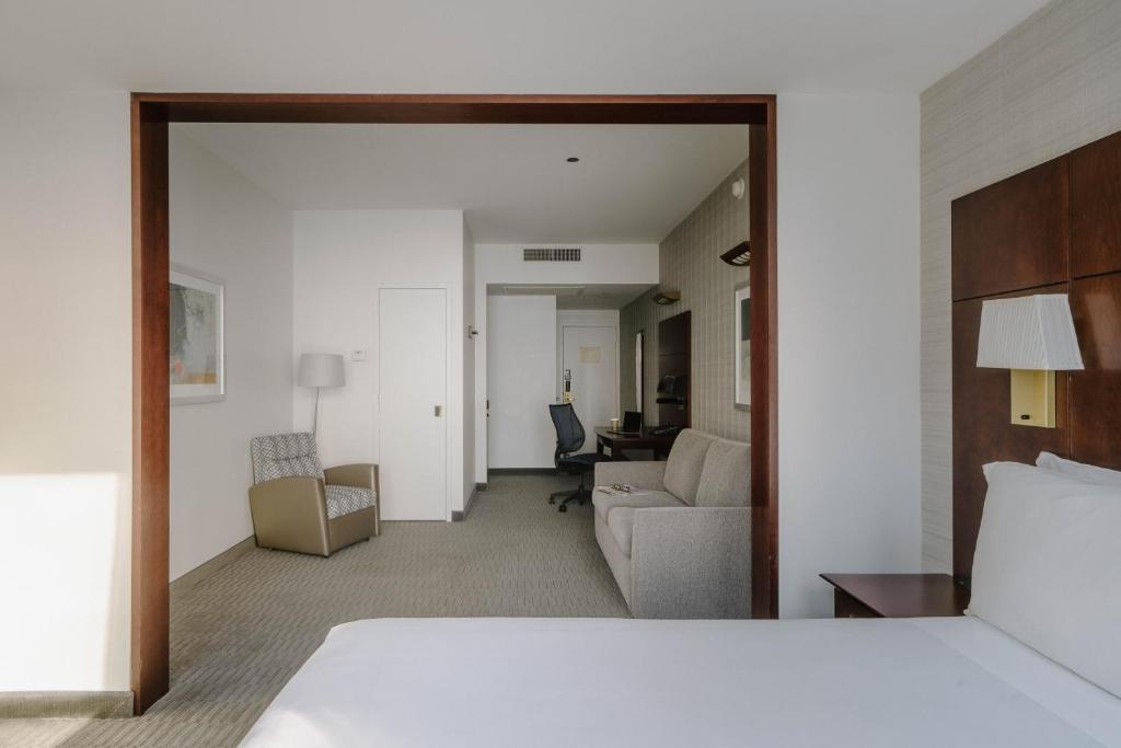 8 Best Hotel in Chicago for Kids | With Indoor Pools & Family Suites