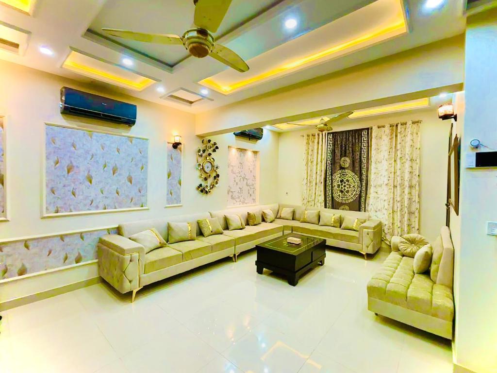 Luxurious 3 Bedroom Fully Furnished entire House with 24 hours Security ...
