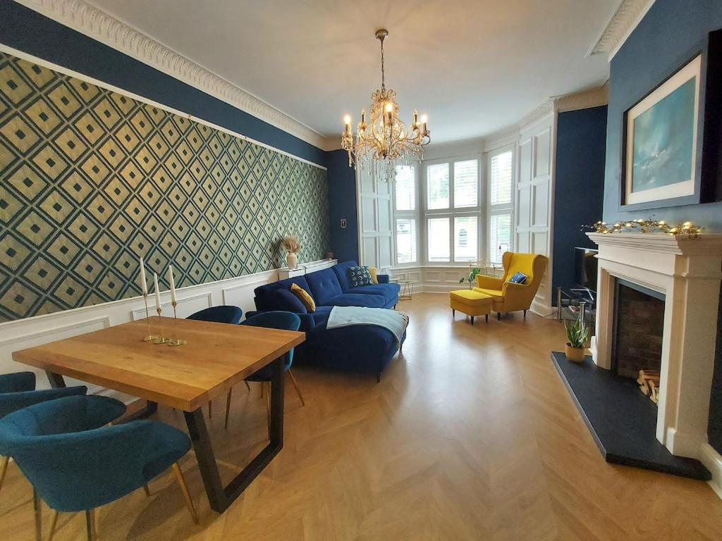 Spacious Edinburgh Home with Easy Access to Airport & City Centre ...