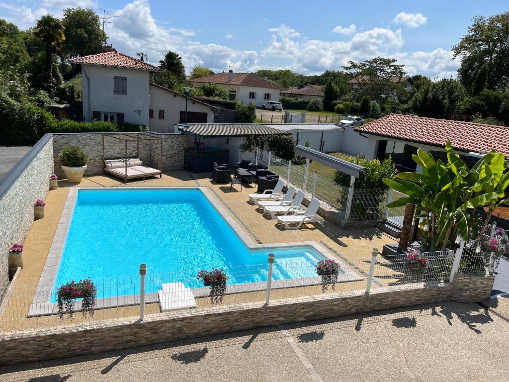 Superbe maison 21 personnes spa,piscine,fléchettes,ping-pong, La Celle ...