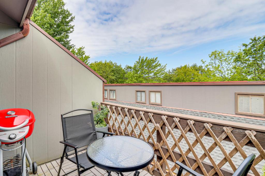 Modern Mountain Escape in Poconos Walk to Slopes!, Tannersville ...