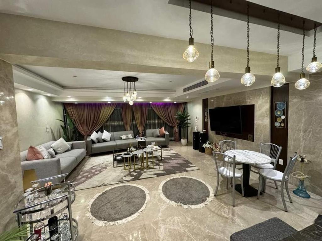 Samar Adel, Kairas (atnaujintos 2025 m. kainos)