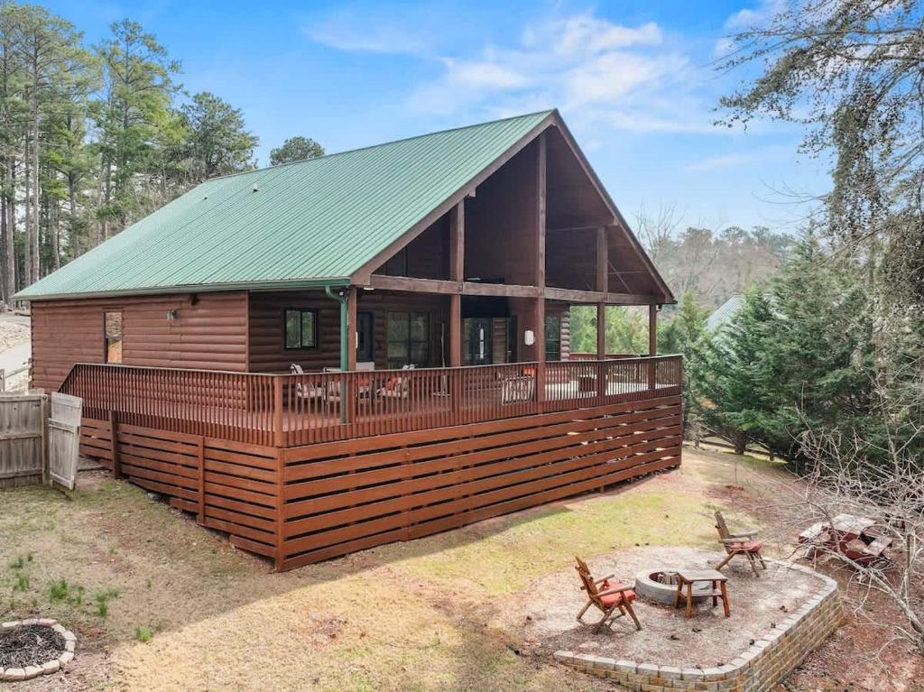 Cozy Wood Cabin Retreat w Dock Deck & Views, Flowery Branch (updated ...