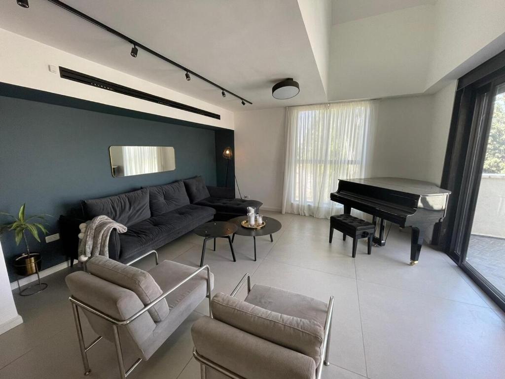 Modern Jem in Jerusalem, Geʼullim (updated prices 2026)