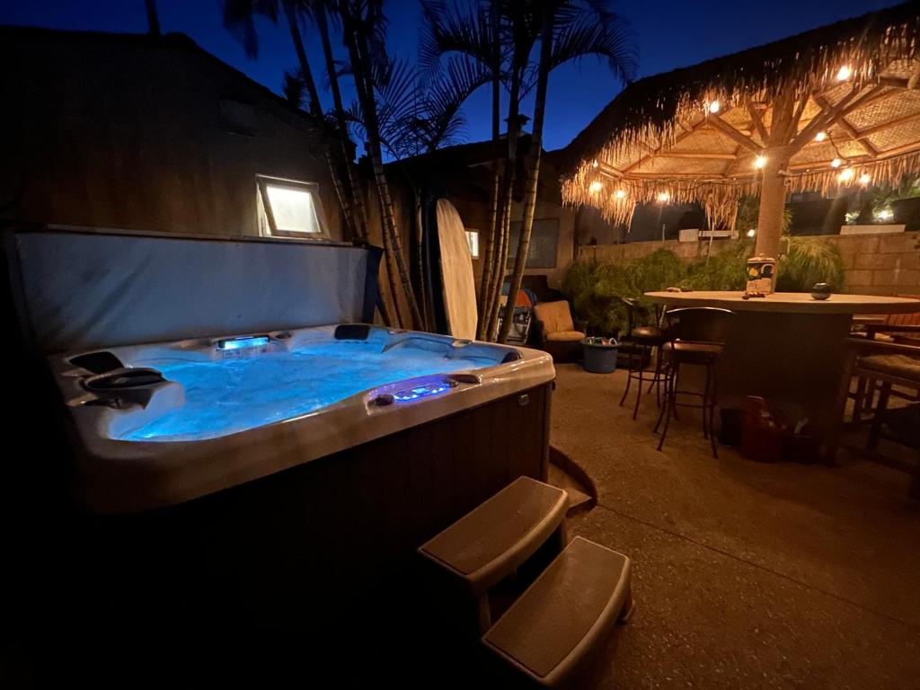 Oceanside Bungalow, Walk to Beach & Pier, Private Hot Tub, Beach Gear ...