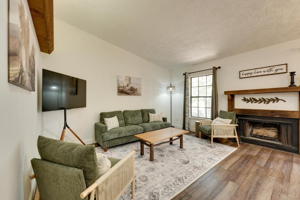 3 Mi to Table Rock Lake Cozy Cabin in the Woods!, Kimberling City ...