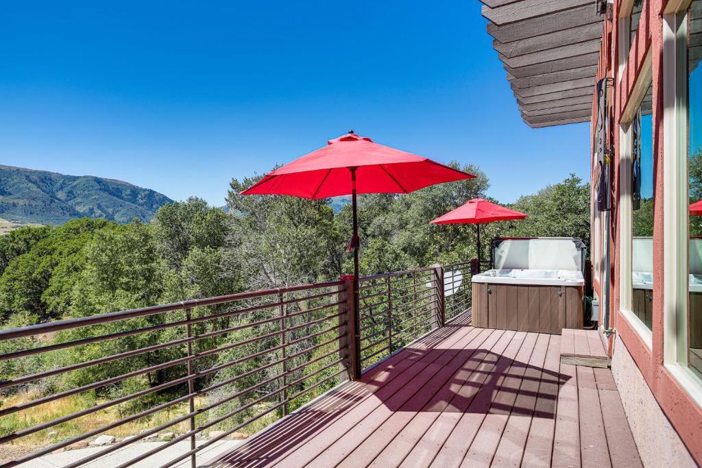 5 Mi to Powder Mtn Multi-Level Charmer with Hot Tub, Eden (bijgewerkte ...