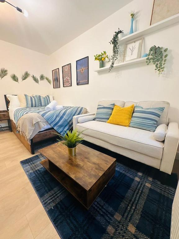 Elegant Private Room with Kitchenette near QE Hospital Harborne R2 ...