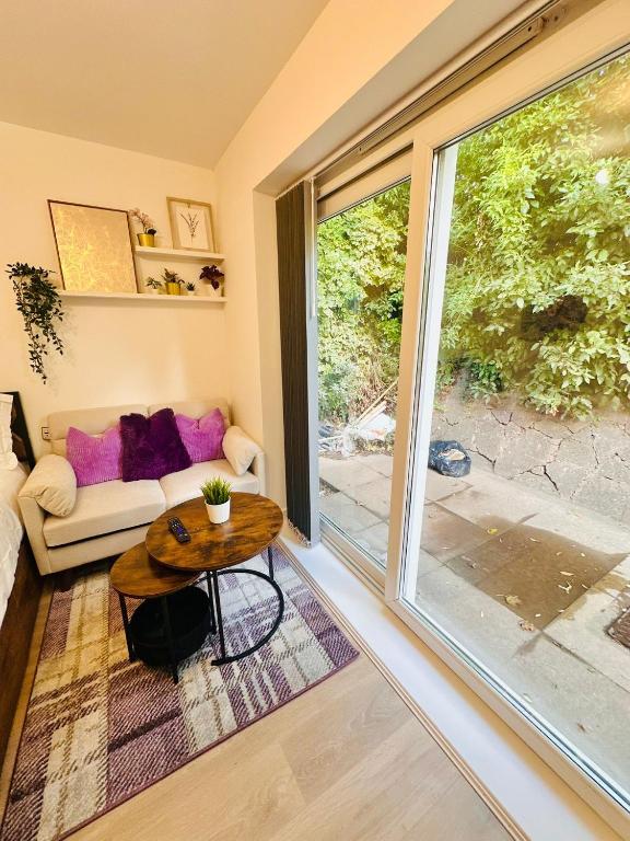 Luxurious Private Room with Kitchenette near QE Hospital Harborne R3 ...