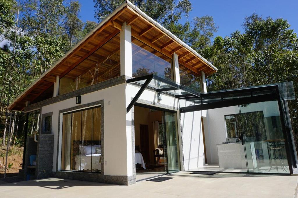 Beautiful glass house with a view and lush water, Liberdade ...