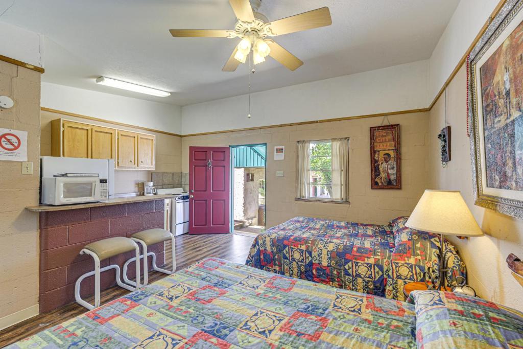 8 Mi to Lake Whitney State Park Quaint Studio!, Whitney (מחירים ...
