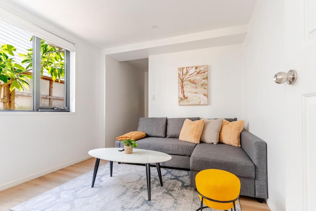 B5Q Abnb-Style 2BR House with Free Parking and 5 mins ride to Eagle Farm, Brisbane ...