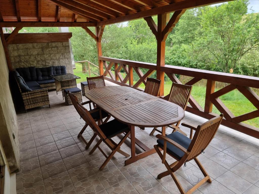 NOUVEAU Gite Le Geai Bleu a 5min de La Petite Pierre Terrasse couverte ...