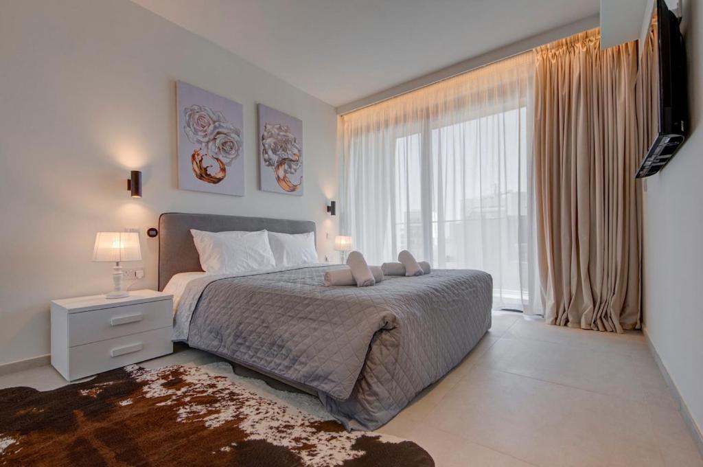 Modern 1 BR Apt in Mercury Suits Central Location,‏ סנט ג'וליאן (מחירים ...
