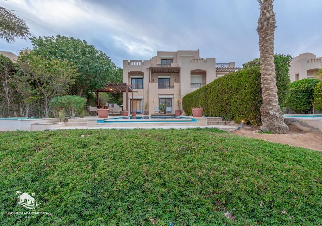 Stylish 4-Bedroom Villa with a Pool & Lagoon Access، Banī Ghālib (أسعار ...