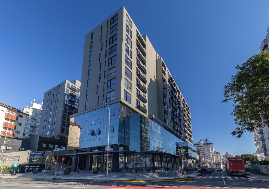 Viva trindade em frente à UFSC, prédio completo com food-hall ...