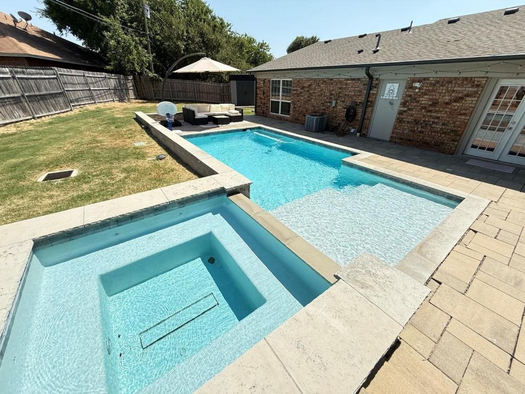 DFW Oasis with Pool and Hot Tub, North Richland Hills (precios ...