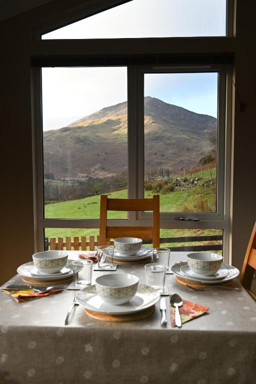 Cosy Lodge with Panoramic Windows & Mountain Views - Ty Pren ...