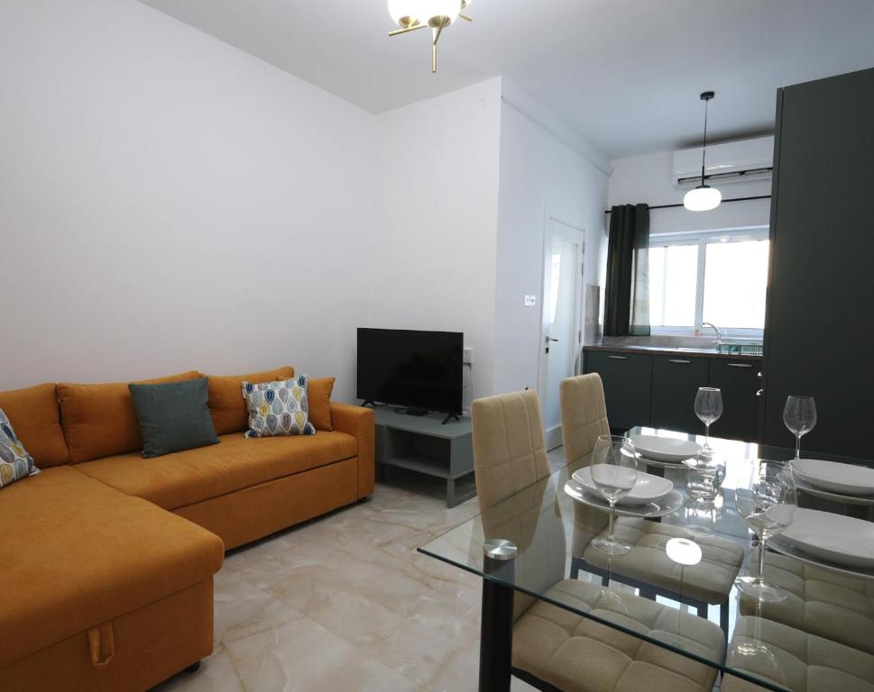 Modernised Top Floor Apartment with Back Balcony - Close to Balluta ...