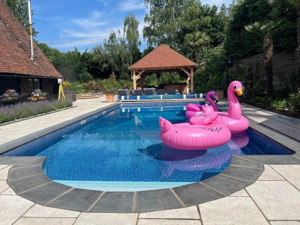 Plum Pudding Barn - private heated pool, hot tub & kids play area, Kent ...