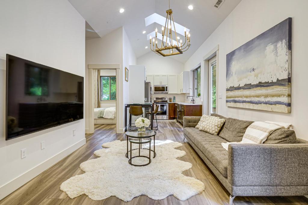 WFH-Friendly Gem with Creek 4 Mi to Sammamish Trail, Redmond (updated ...