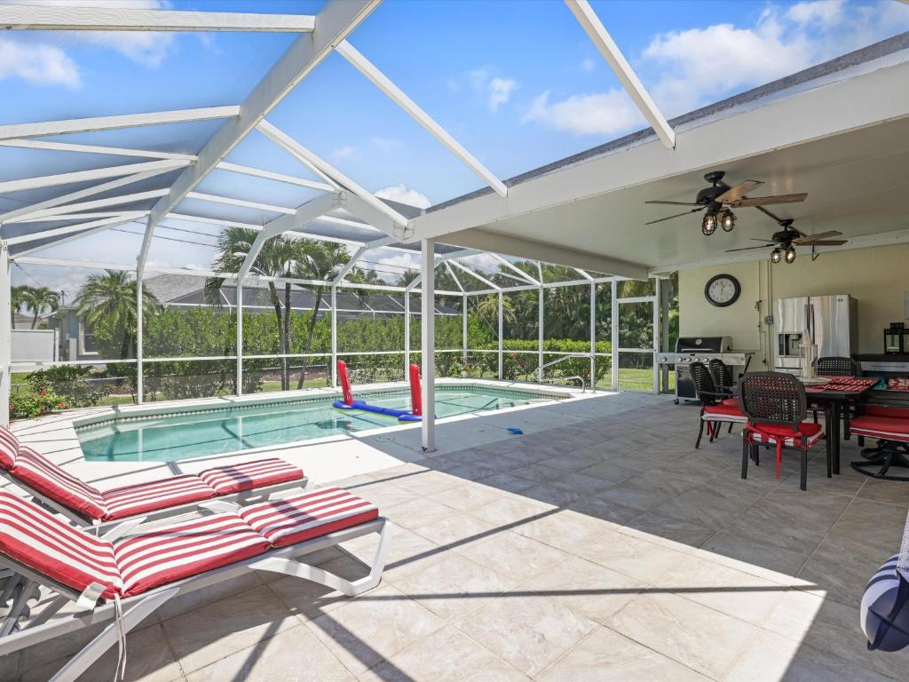 Ruby's Tropical Oasis, amazing indoor-outdoor living space, Cape Coral ...