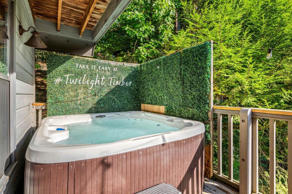 Twilight Timber Cabin with Hot Tub Game Room Sleeps 10（ピジョン・フォージ）：（最新料金：2025年）