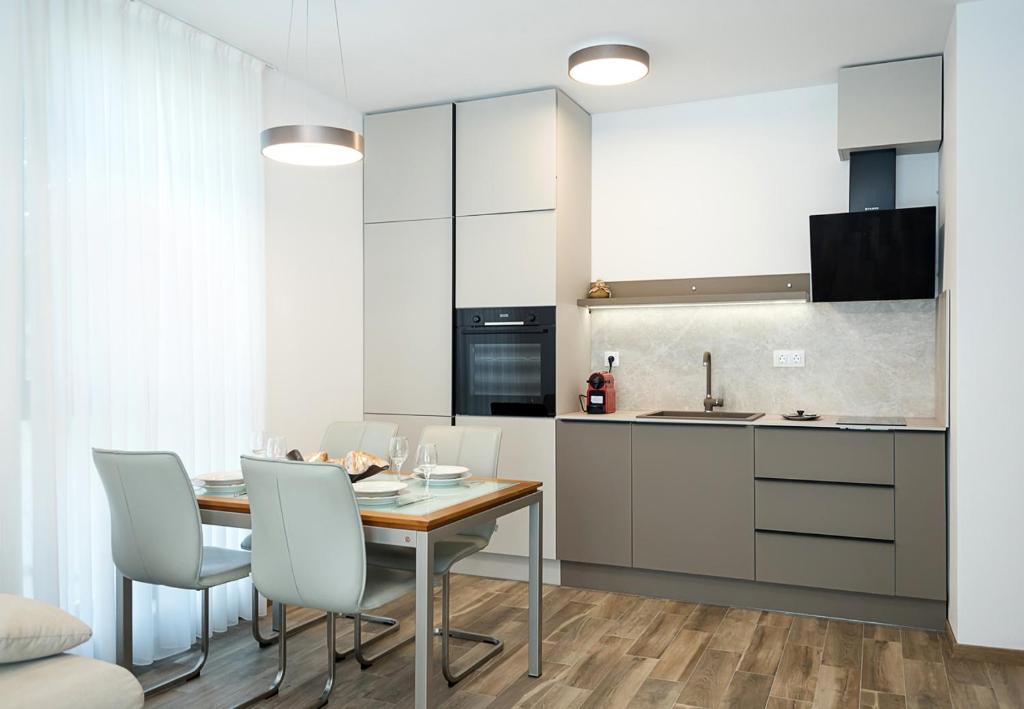 Chic One-Bedroom Getaway in Azur Deluxe Complex by Flat Mаnаger, Sveti ...