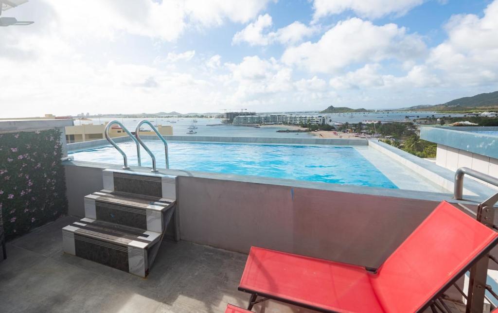 4 Bedroom Beachfront Condo with Private Pool D21, Simpson Bėjus ...