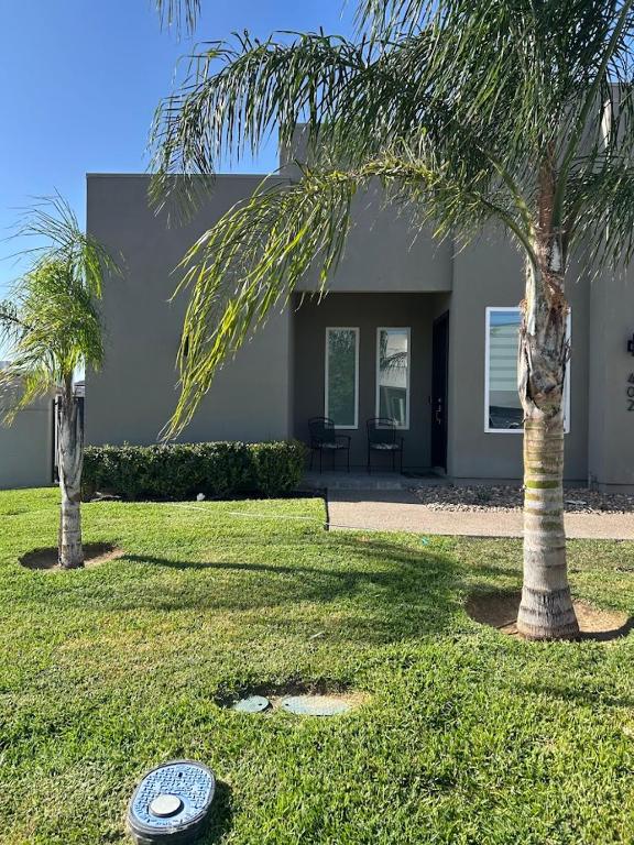 Modern 4 bedroom house close to Loop 20, TAMIU, Airport, and Hospitals ...