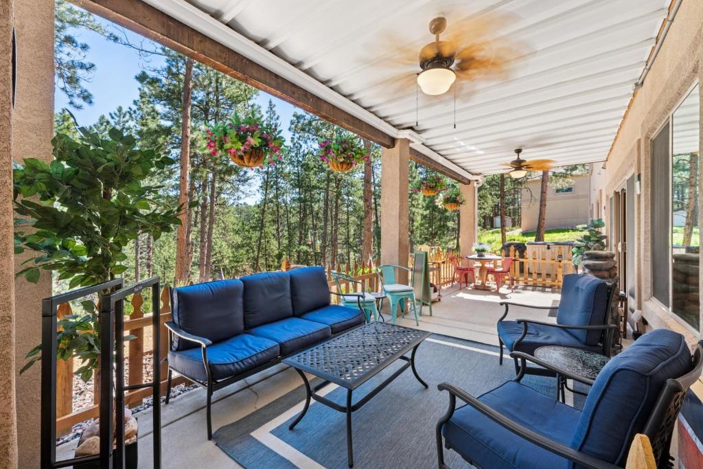 Lg 4-br 2-ba with pool table and 7 person -hottub 10 min to USAFA ...