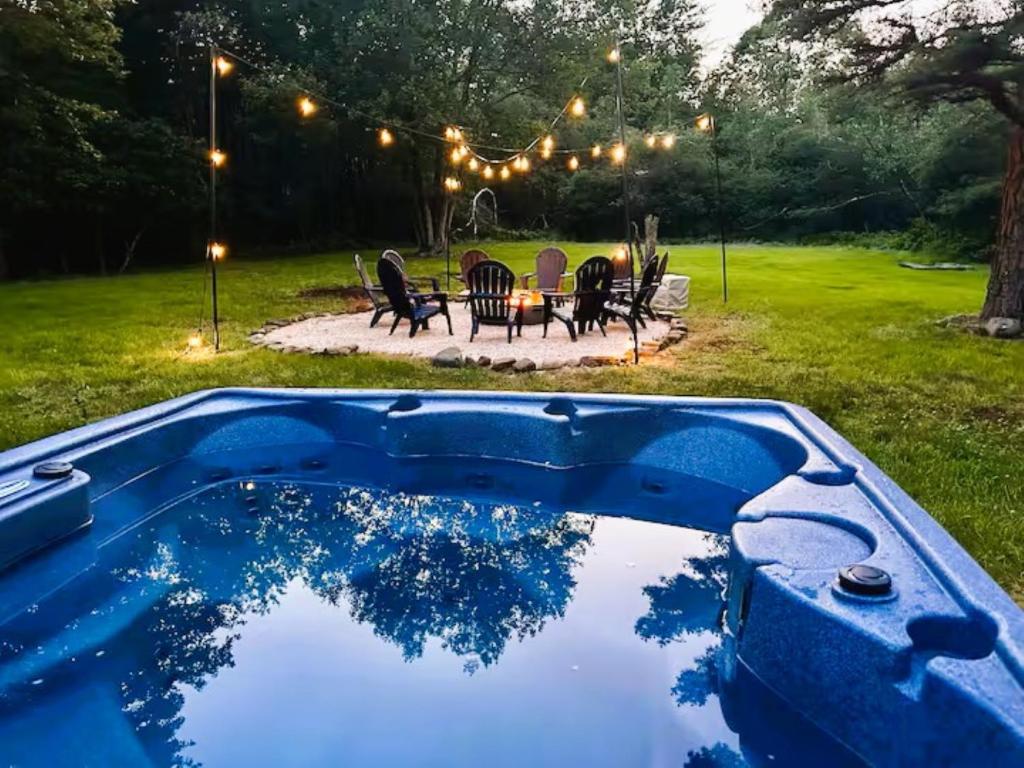 Pocono Mountain Escape - Steps to Lake- Hot Tub - Games- 9 Mins to Ski ...