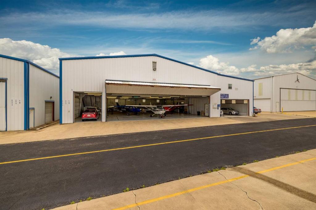Airplane Hangar Loft - Coolest Stay in Fort Worth, Fort Worth (updated ...