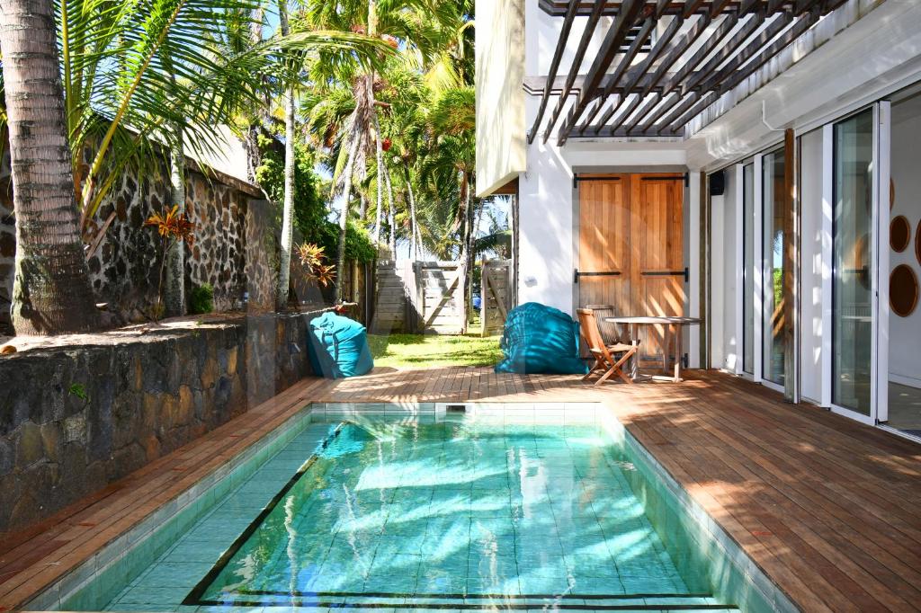 BEACHFRONT VILLA LA PELOUSE Pool, Beachfront, Trou d'eau douce ...