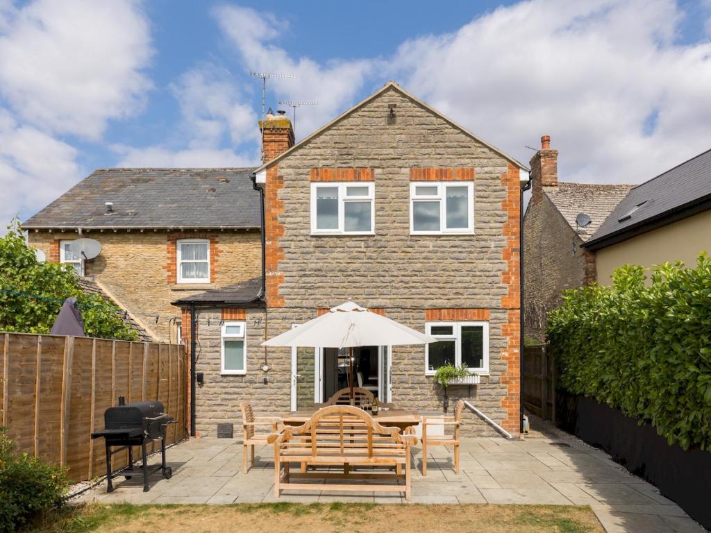 Riverview House Family home Large garden Pass the Keys, Lechlade ...