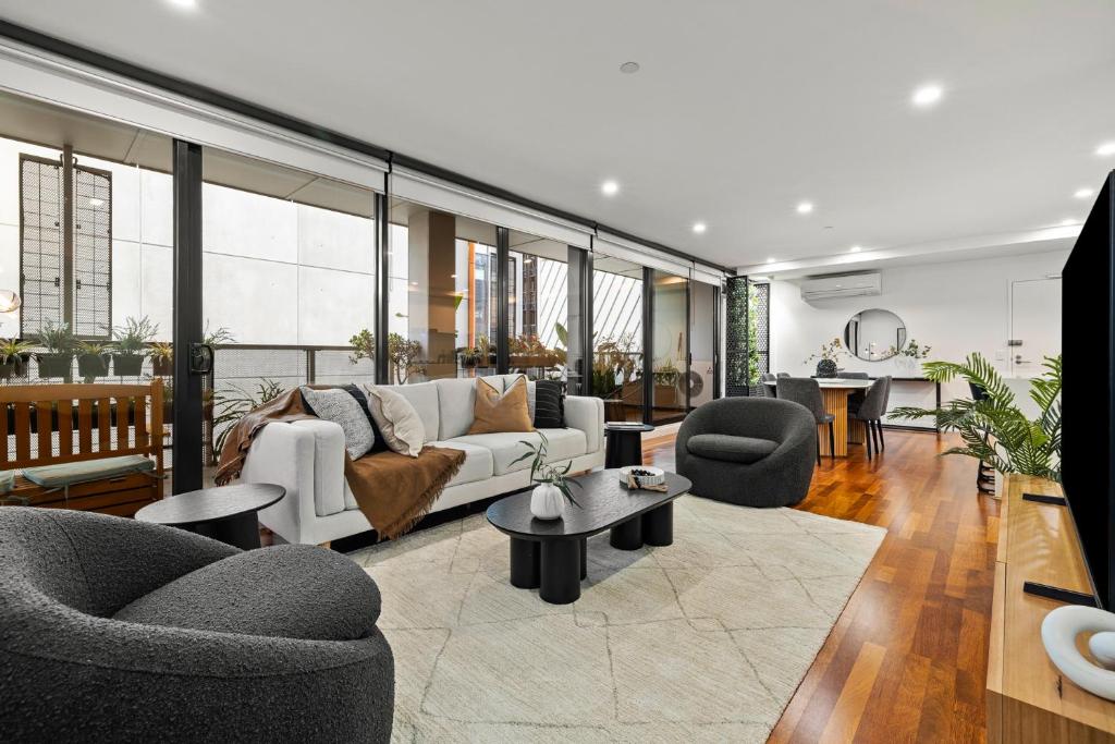 3 Bd Stylish and Spacious Stunner Minutes to Marvel, Melbourne (updated ...