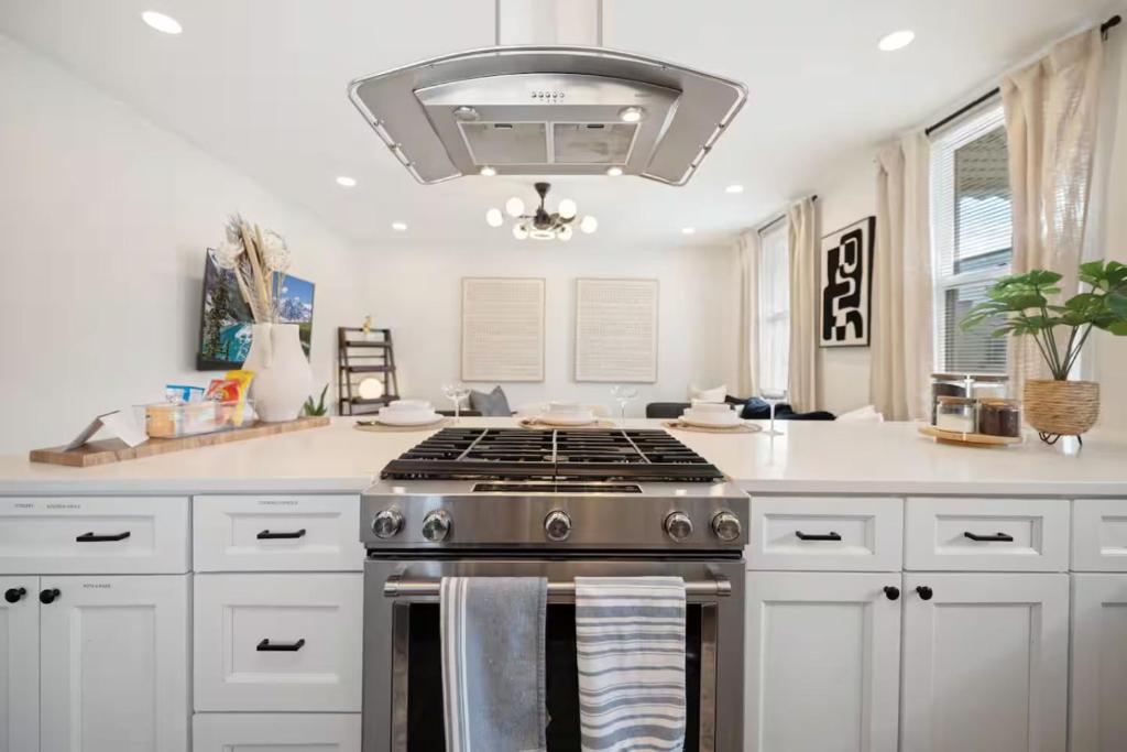 Cozy Jersey City Retreat with Mins to Manhattan plus WiFi and Workspace ...