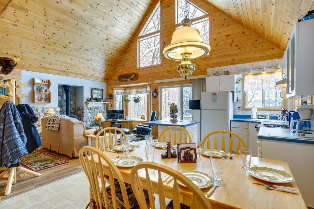 Cozy Cabin on 10 Acres, Walk to Chippewa River!, Weirgor (precios ...