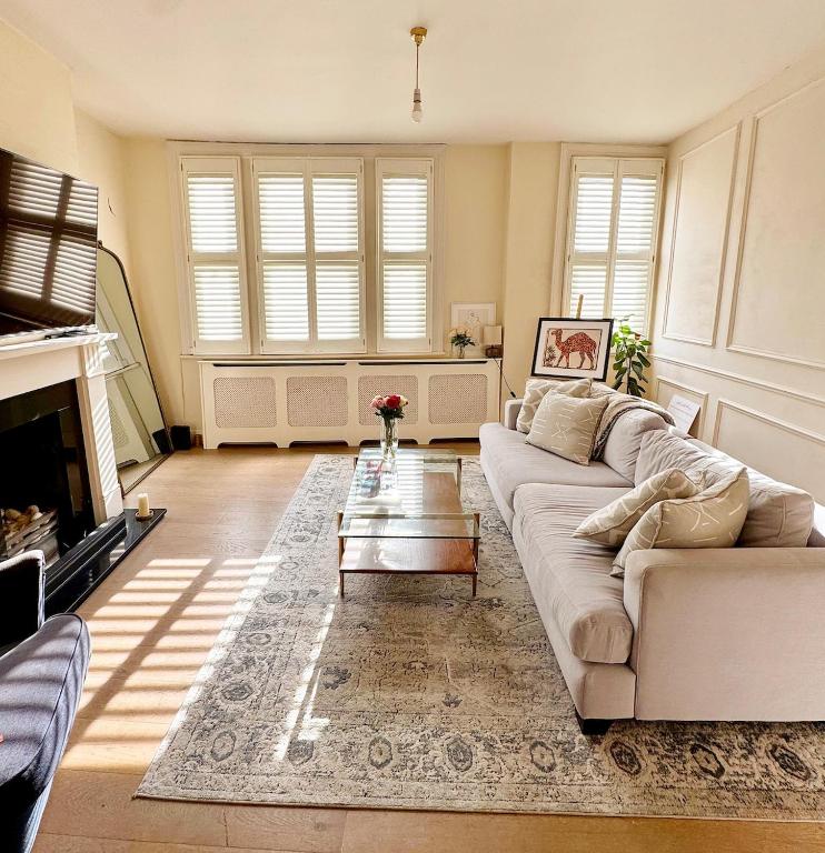 Chic & Spacious 2 Bed Home by Clapham Junction, London (updated prices ...