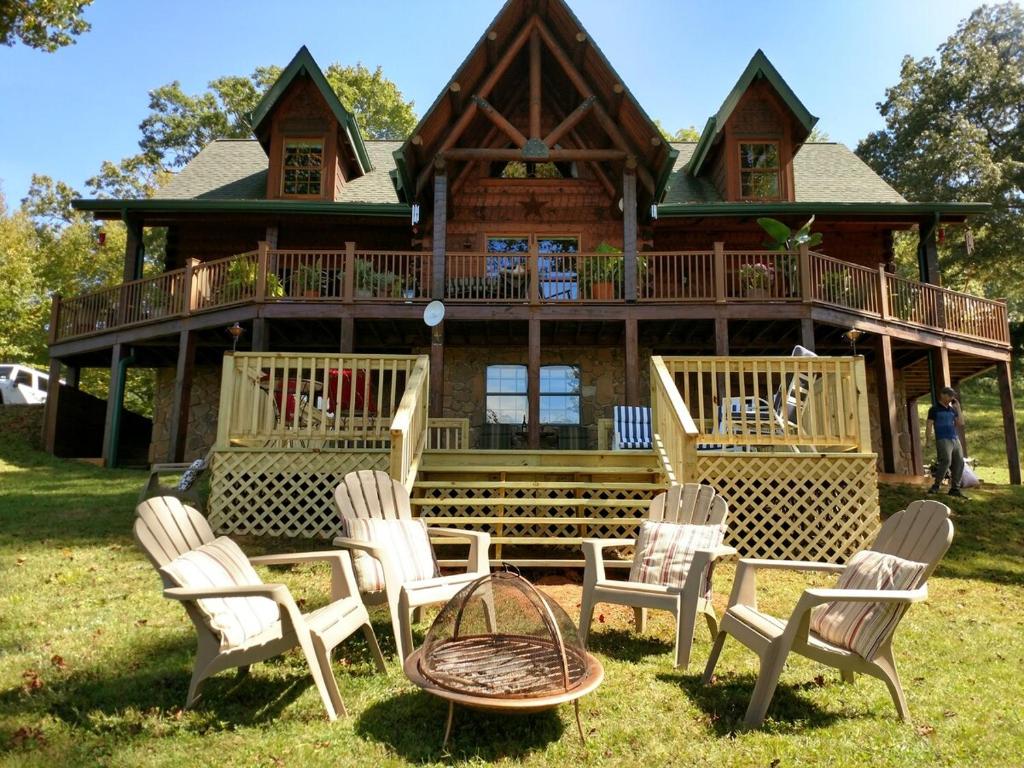 Mountain View 2BR Log Cabin Apt wPrivate BBQ Deck, Sylva (aktualisierte ...