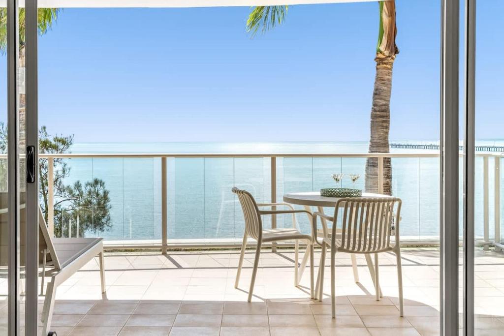 Executive Waterfront Apartment - Palms at The Pier, Urangan (preços ...