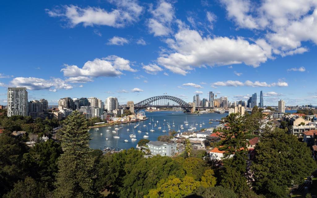 Spectacular Sydney Harbour Views - Modern 1 bedroom apartment, Сидней ...