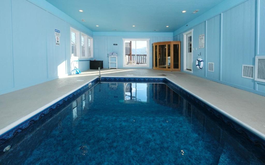 Beavers Treehouse - Private Pool with Sauna, Outdoor Hot Tub, Game Room ...