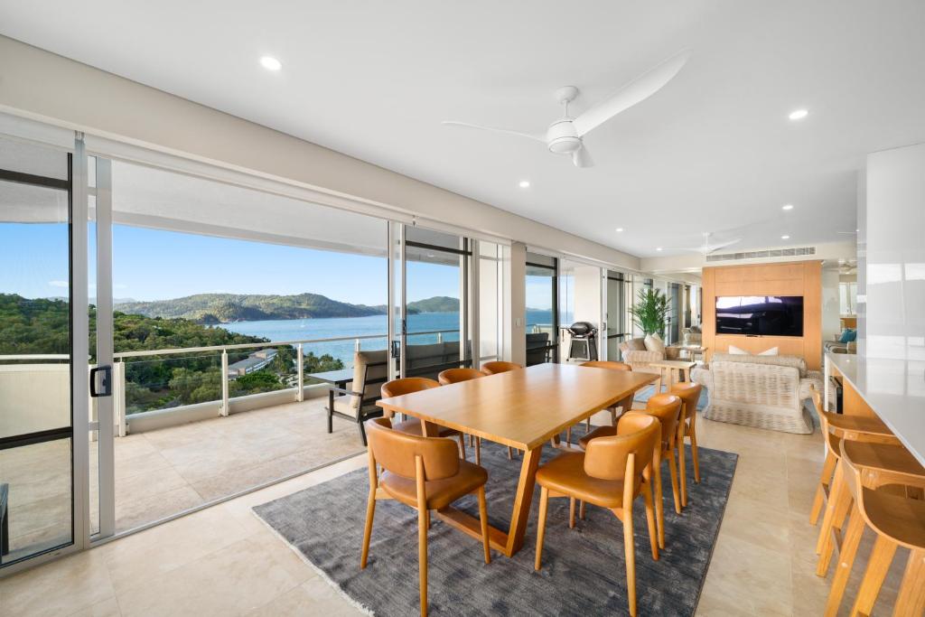 Luxury Hamilton Island Sub Penthouse on Level 12 & Buggy & Transfers ...
