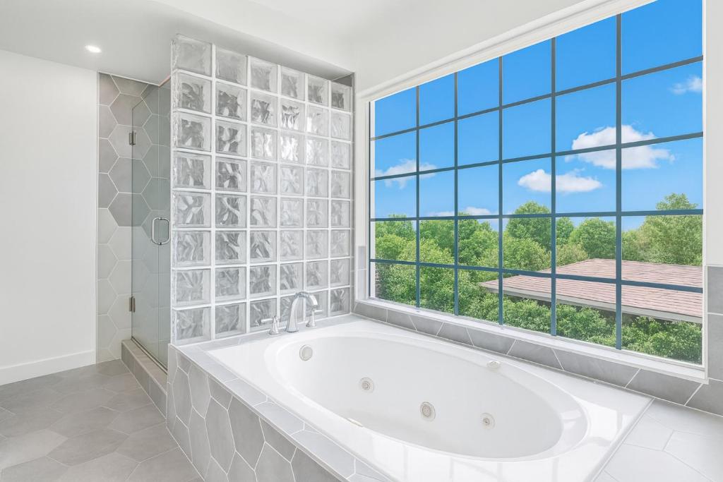 Santa Monica Entertainment House - Hot Tub, Billiards, BBQ & Projector ...