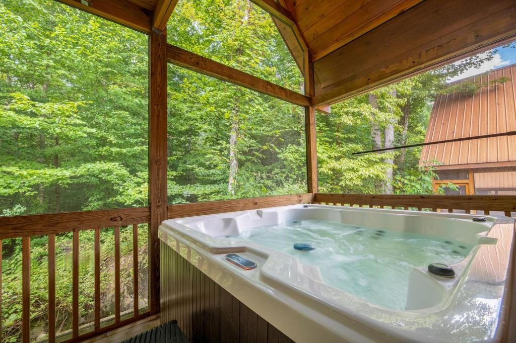Dancing Bear Hideaway - Outdoor Hot Tub, Screened-In Deck, + Access to ...